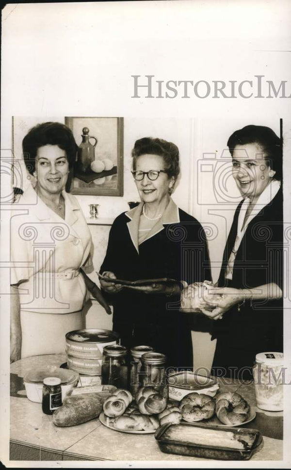 1966 Press Photo Mrs. Jacobson, Mrs. Eckert & Mrs. Narvarte plan Koshe ...
