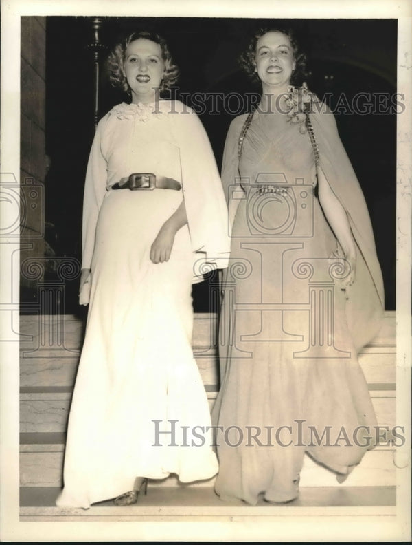 1957 Press Photo Ruth Overton and Jane Holt arrive at Senate Daughter ...