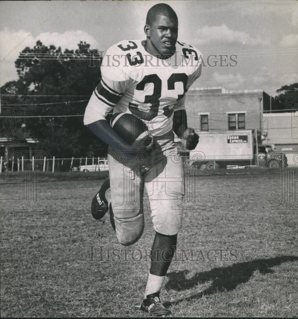 Press Photo Football player James Harrison in action on the field - sb ...