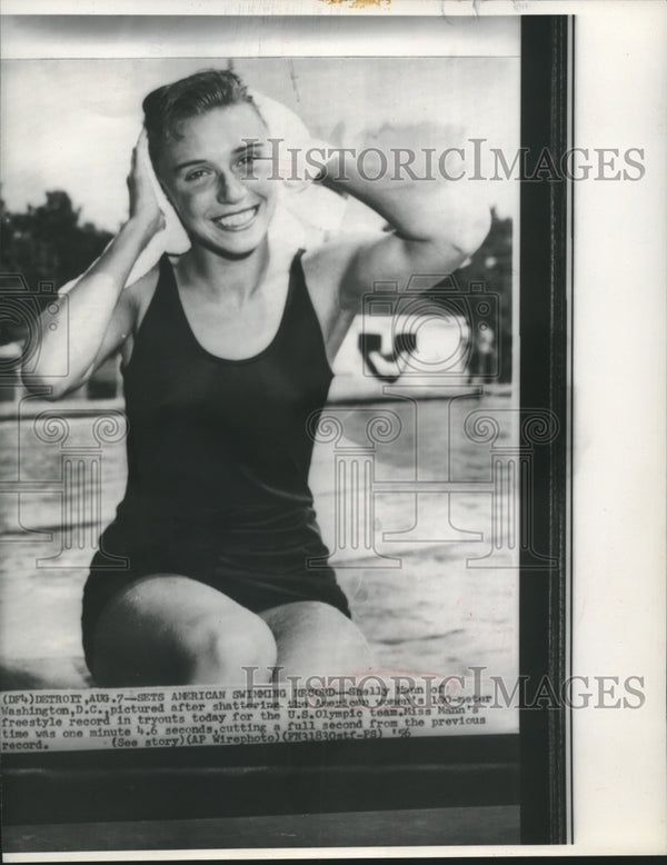 1956 Press Photo Shelly Mann sets American woman's 100 meter freestyle ...