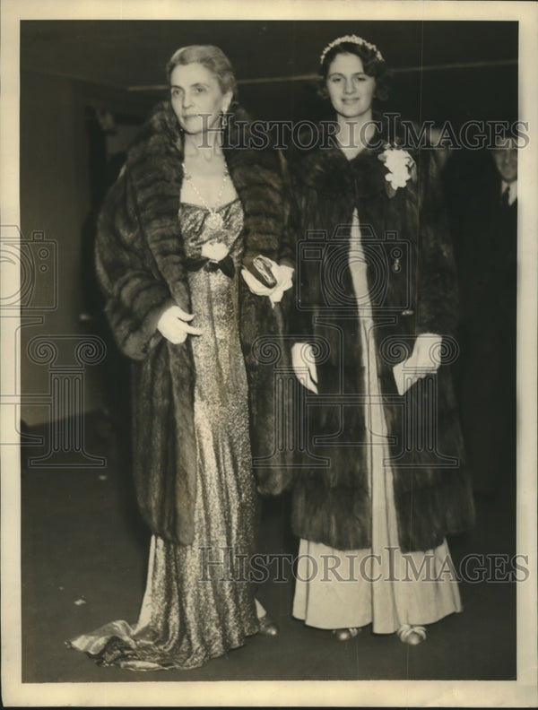 1934 Press Photo Mrs.Robert Schey and Theresa Schey attend Opening of ...