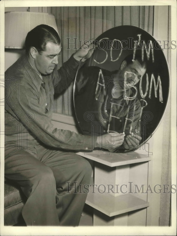 1942 Press Photo Buck Newsom, Brooklyn Dodger Pitcher chalked up a bat ...