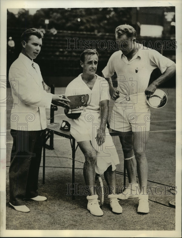 1939 Press Photo Adrian Quist Receives Trophy from Lytton H. Dowson ...