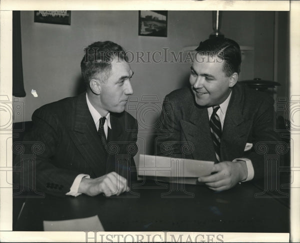 1943 Press Photo WIilliam D.Cox, N.Y Sportsman signed agreement from F ...