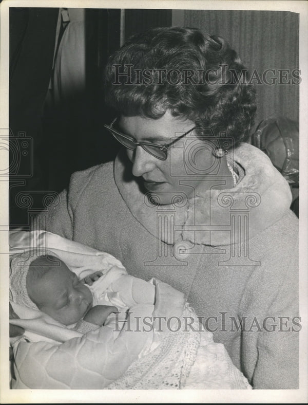 1963 Press Photo James Andrew, the 1st of the Fischer Quints to go hom ...