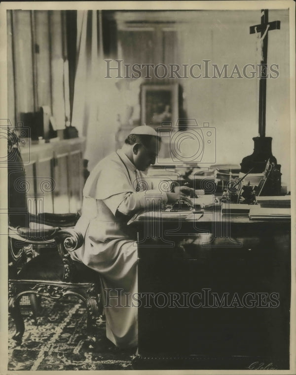 1930 Press Photo Pope Pius XIII Shown in His Study in the Vatican ...