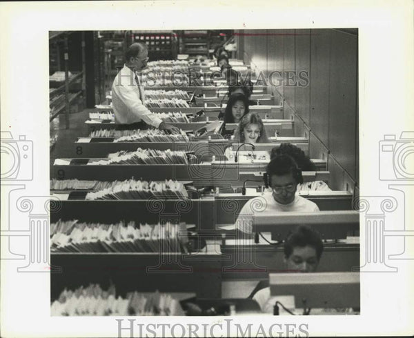 1990 Press Photo Post Office Letter Sorting Machine Supervisor John Va ...