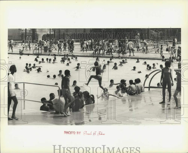 1988 Press Photo Crowd of swimmers at Lyons Pool, Staten Island - sia1 ...