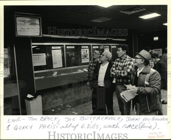 1985 Press Photo Betters Watch Race at Off Track Betting Parlor in Gre ...