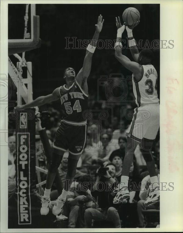 Press Photo New York Knicks basketball player Charles Smith defends a ...