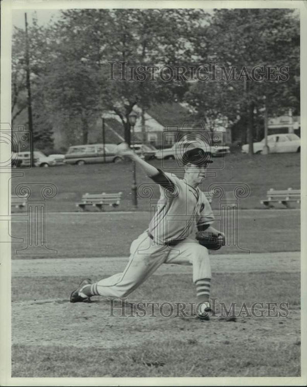 1967 Press Photo Baseball pitcher Jack Donovan throws off a mound - si ...