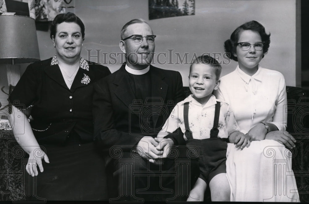 1956 Press Photo Rev. Thomas W. Howarth and family - Historic Images