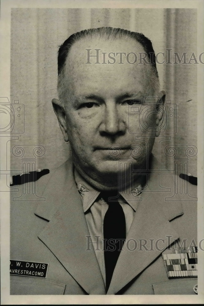 1965 Press Photo Navy Capt David Davis explains naval volunteers for a ...