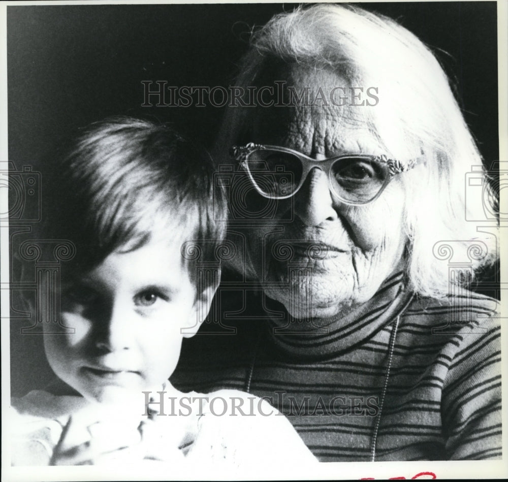 1992 Press Photo Marion Steven calls neighbor Andy Black her great-gra ...