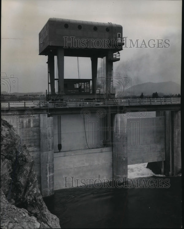 1955 Albeni Falls gentry crane used to raise and lower spillway gate ...