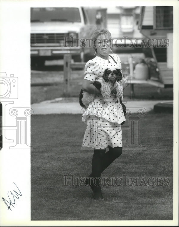 1994 Press Photo Cindy Christian holds her dog Pugsly while watching t ...