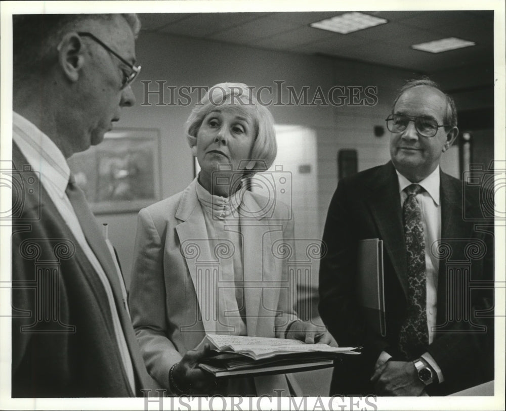 1993 Press Photo Don Harter presents a petition at Deaconess Medical C ...