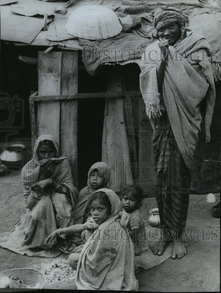 1979 Press Photo Untouchables, low caste family of Patna India use dun ...