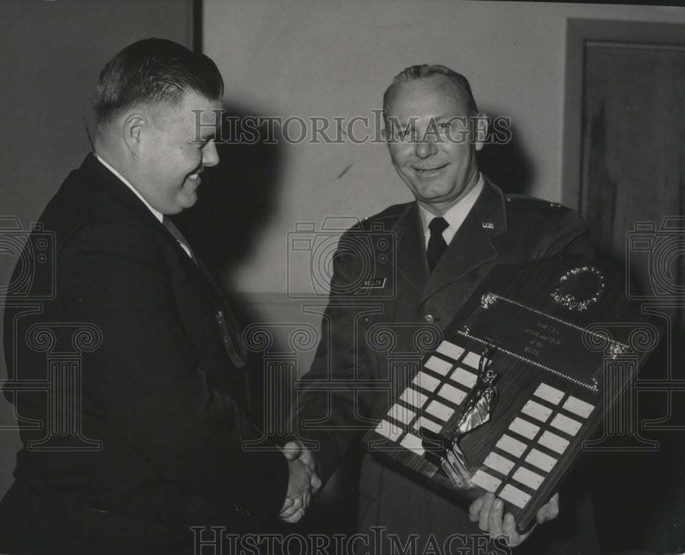 1961 Press Photo Robert B. Baker presented plaque to Lt.Col. Francis L ...