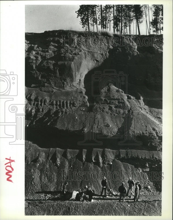 1988 Press Photo Paramedics tend to Robert Fenner after 80 foot landfi ...