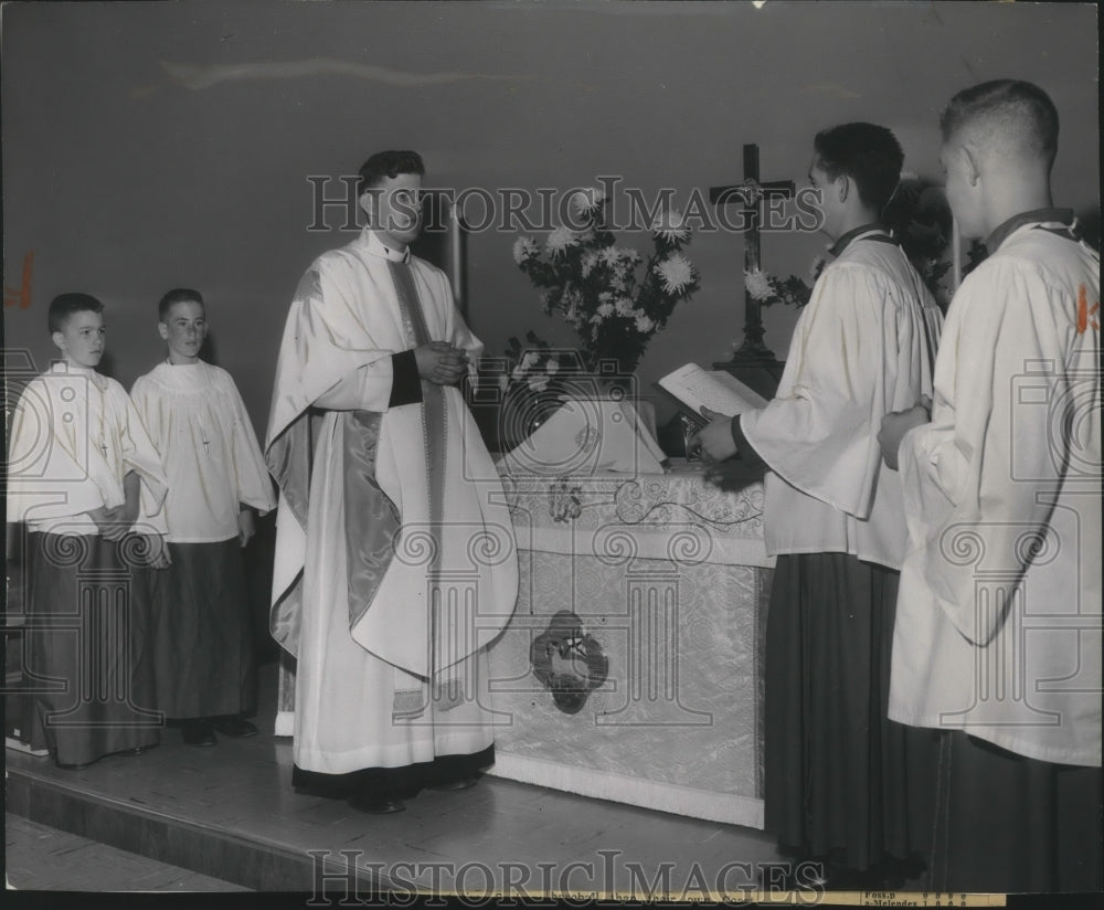 1960 Press Photo Rev Kenneth M Snyder with altar boys prepare for East ...
