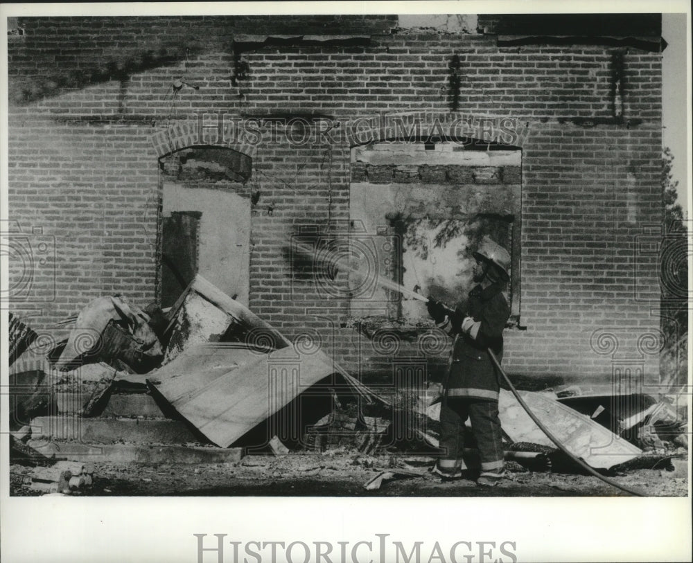 1989 Press Photo Firefighter Pat Hogan Puts Water on a Fire That Destr ...