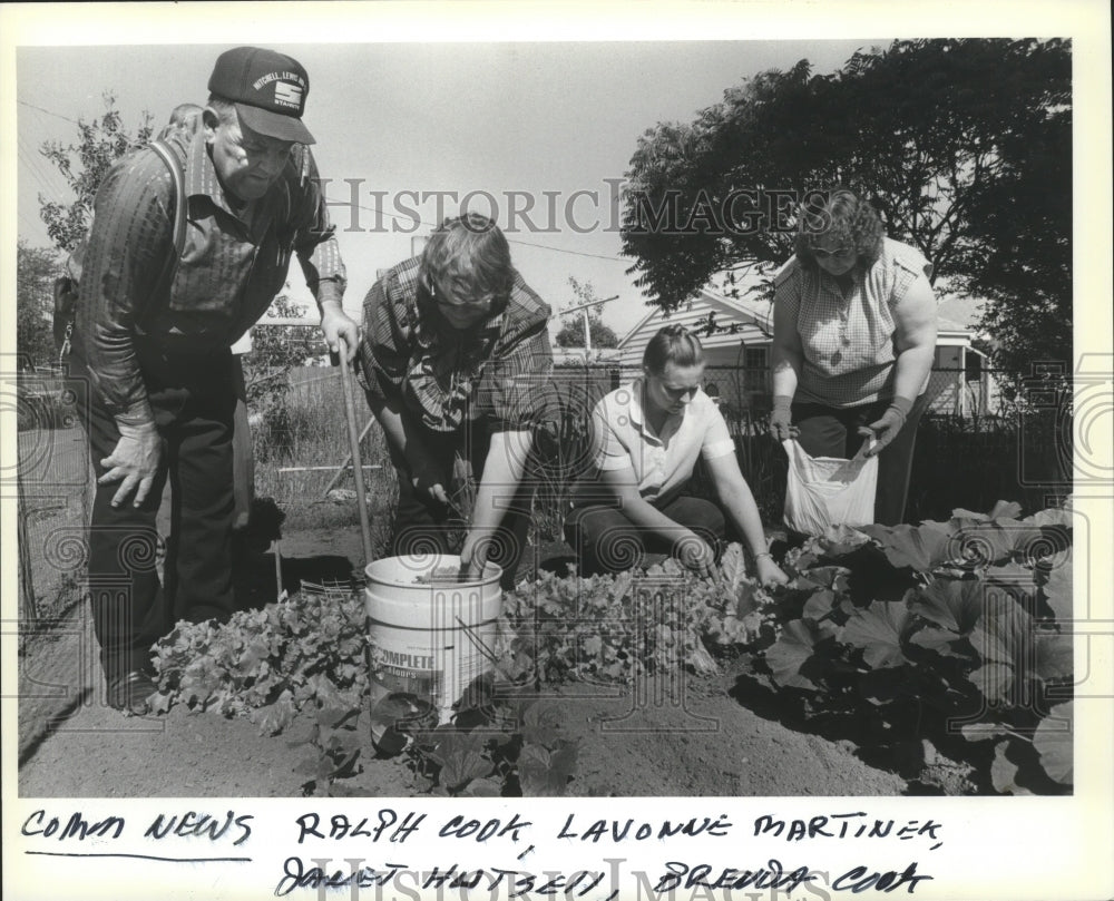 1986 Press Photo Ralph Cook, Lavonne Martinek Janet Hatsell et al pick ...