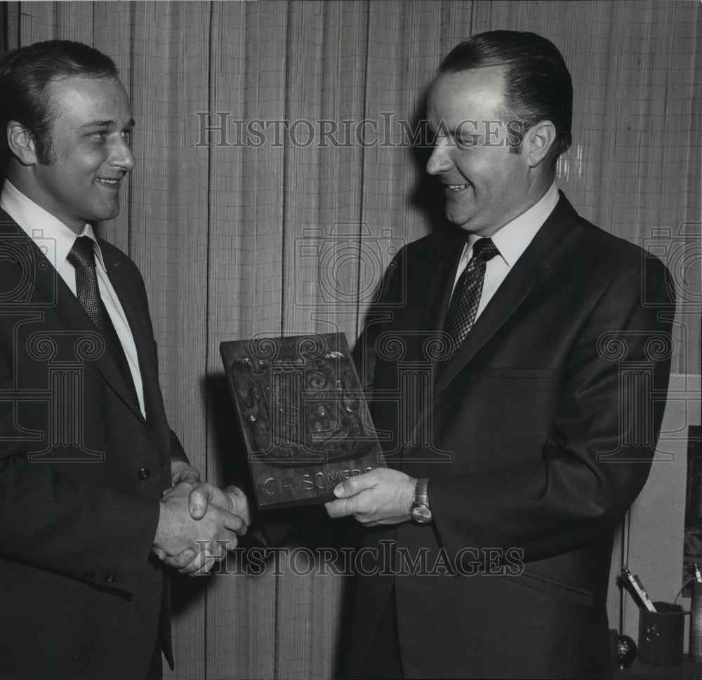 1971 Press Photo Charles H Somers and Glen Emmerton of Weyerhaeuser Co ...
