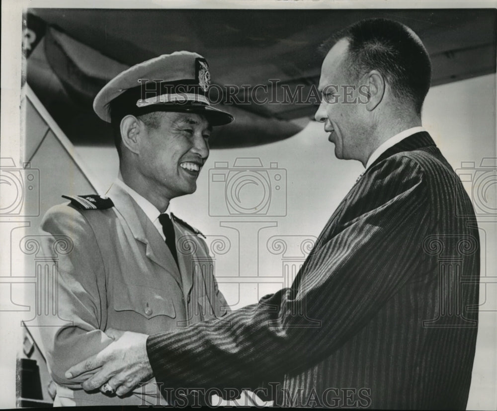 1961 Press Photo Navy Capt Sam C Loomis greets Japanese Lt Cmdr R Ishi ...