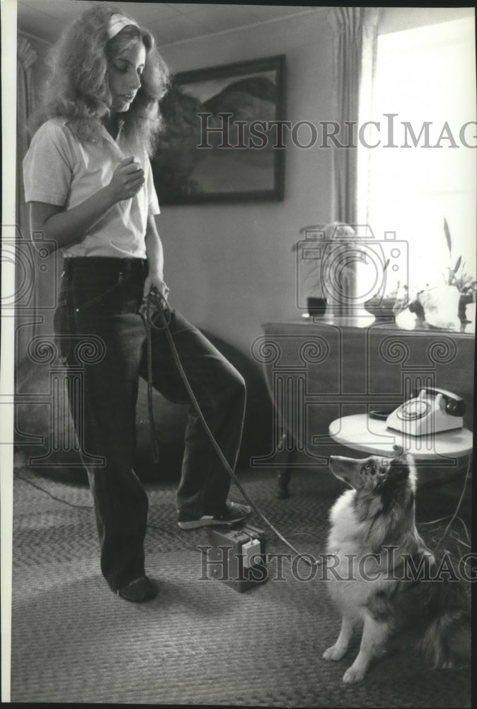 1981 Press Photo Barbara Kuhl training dogs for deaf - spa74351 ...