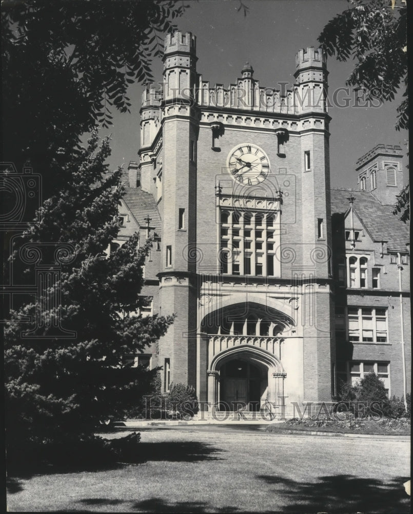 1965 Press Photo The Gothic-style Administration Building University o ...
