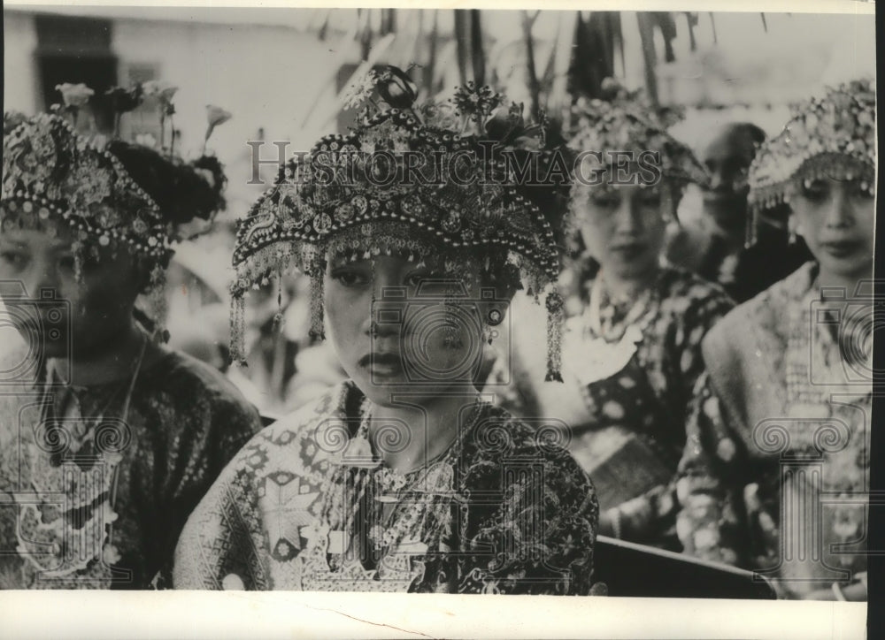 1965 Press Photo Bride in Bharno, Burma featured on The Road to Mandal ...