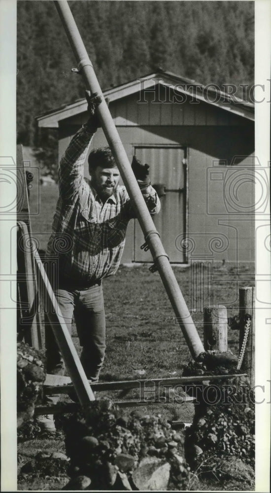 1993 Press Photo Steve Close removes fence at Orchard Avenue Park - sp ...