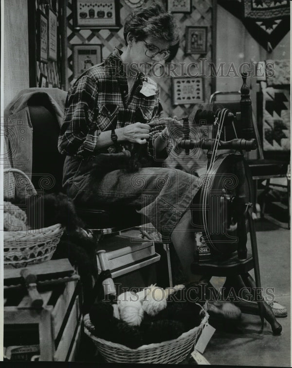1989 Press Photo Robin Gillespie spinning wool, Holiday Arts and Craft ...