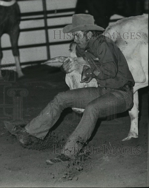 1979 Press Photo Spokane Rodeo-Marshall Moore holds the bull by its ho ...