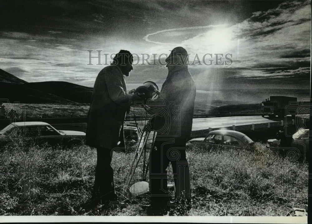 Press Photo Fred Bacon-Shone and Jerry Ferguson set up a telescope - s ...