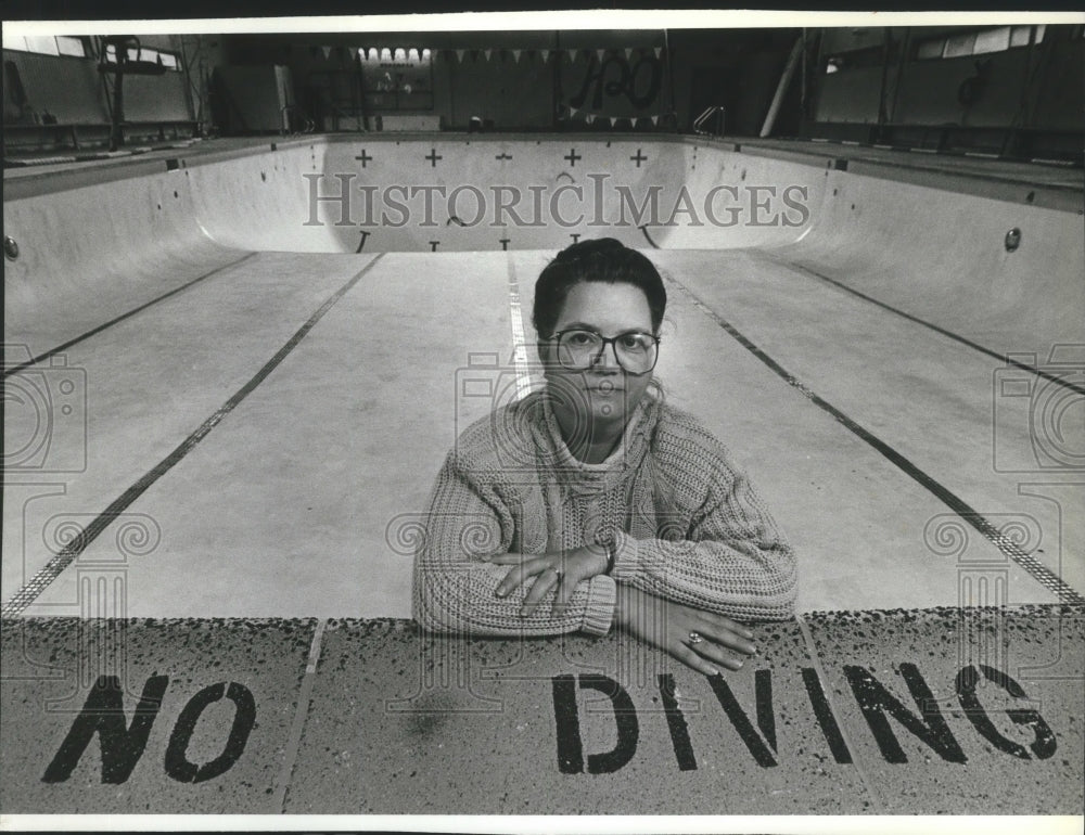 1991 Press Photo YMCA Director Judy Alling In the Club's Drained Swimm ...