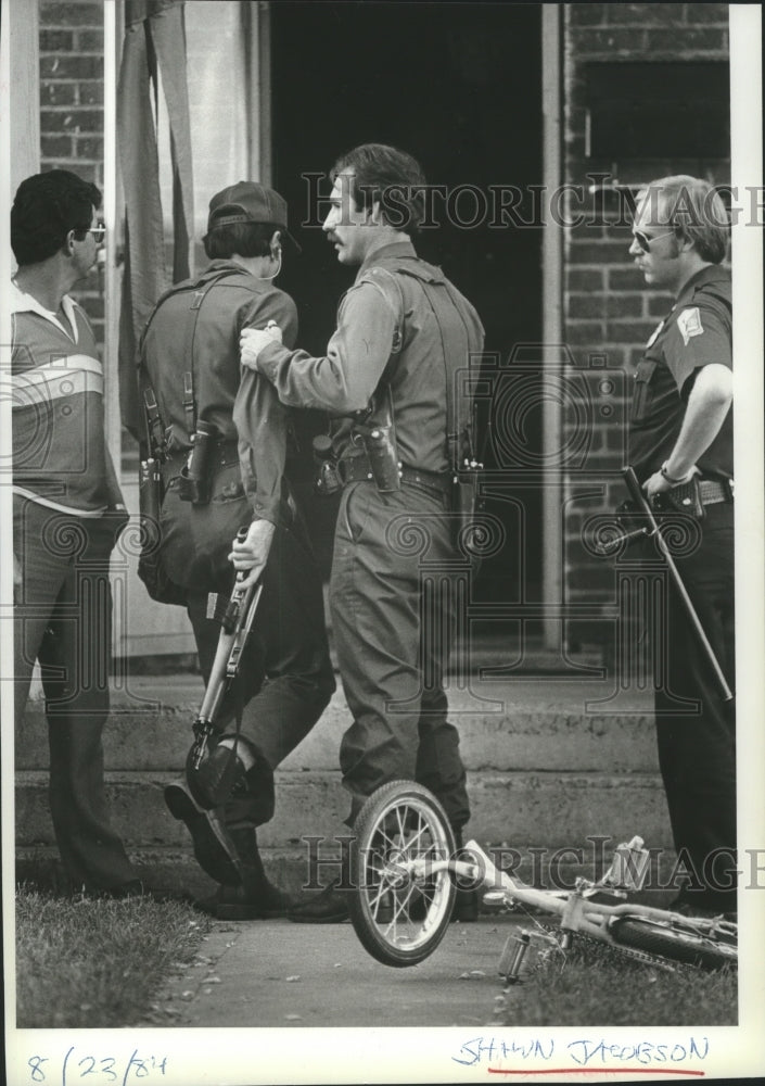 1984 Press Photo Spokane police SWAT team members enter a home - spb19 ...