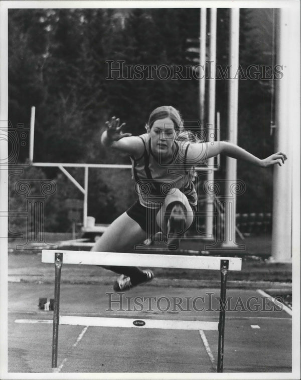 1975 Press Photo Track and field hurdler, Marsha Kinney - sps04178 ...