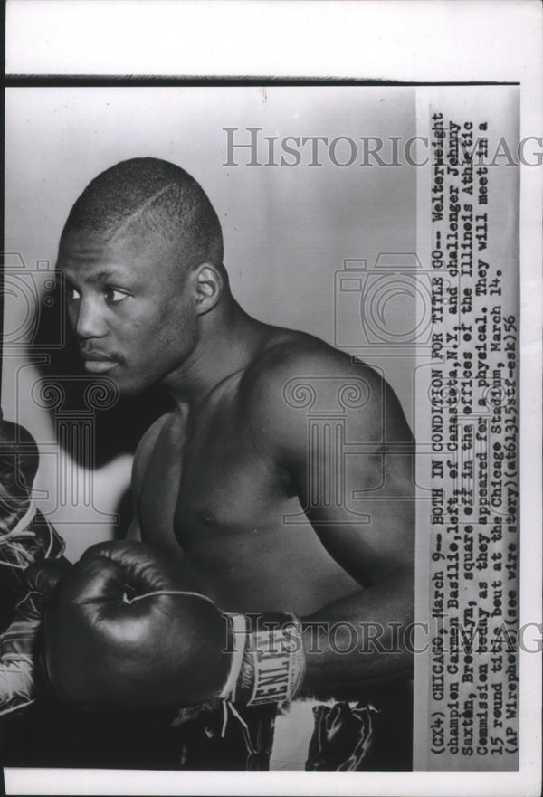 1956 Press Photo Johnny Saxton, professional boxer. puts his gloves up ...
