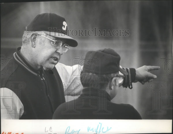 1977 Press Photo Ray Miller, baseball coach, argues with umpire John C ...