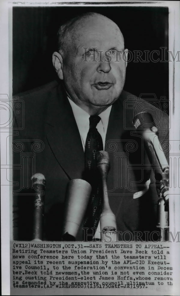 1957 Press Photo Dave Beck, Teamster Union head appears at a news conf ...