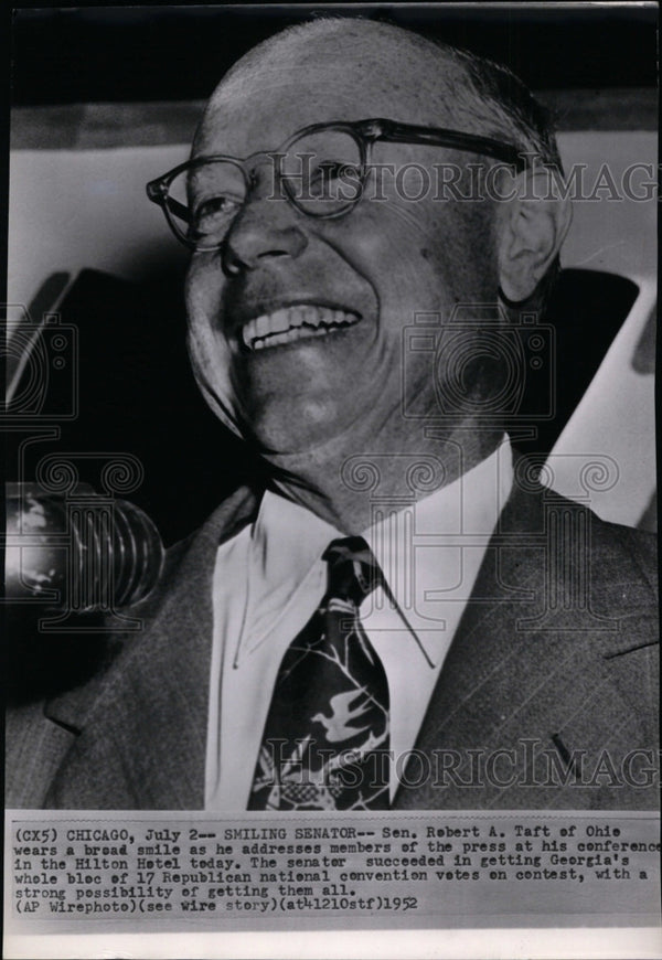 1952 Press Photo Senator Robert A. Taft addresses press at news confer ...