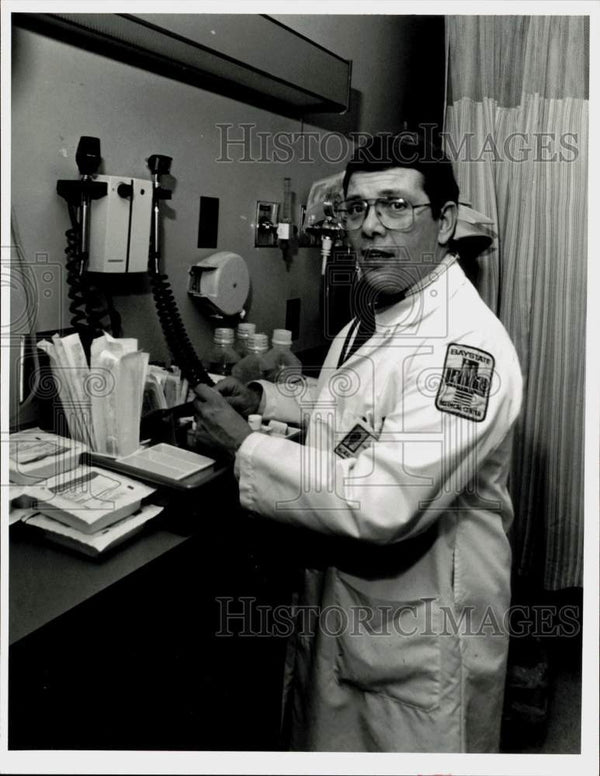 1992 Press Photo Dr. John Santoro, Baystate Medical Emergency Room Chi ...