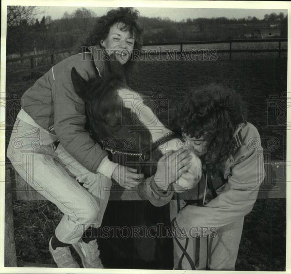 1988 Press Photo Lorrain and Jennifer Hyatt with Horse Tex - sya20008 ...