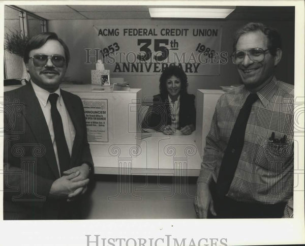 1988 Press Photo ACMG Federal Credit Union Manager Dan Packer with Emp ...