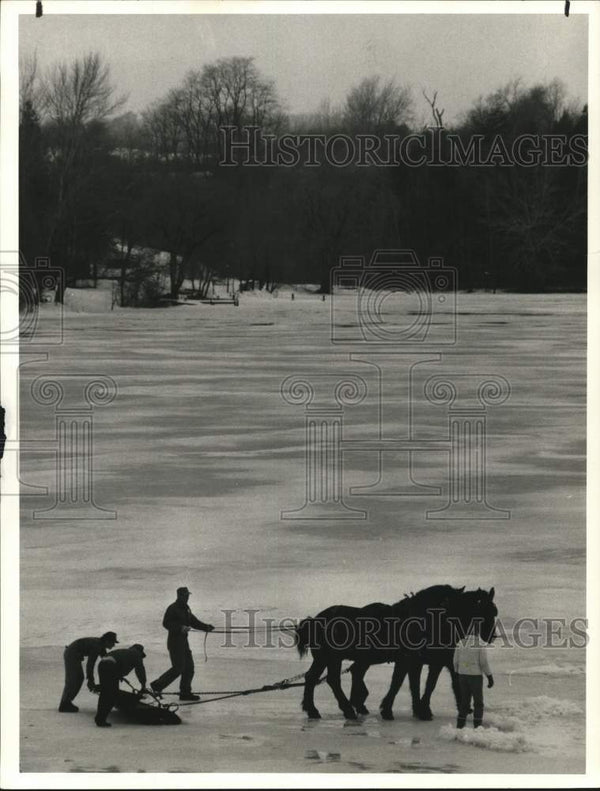 1988 Press Photo Dick Menkins and Crew at Green Lake for Tully Ice Fes ...