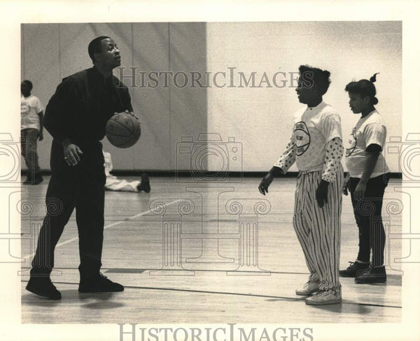 1991 Press Photo & Girls Play Basketball at Syracuse Boys & Girls Club ...