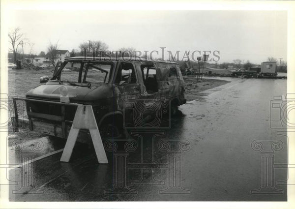 1990 Press Photo Burned van at blockade on St. Regis Indian Reservatio ...