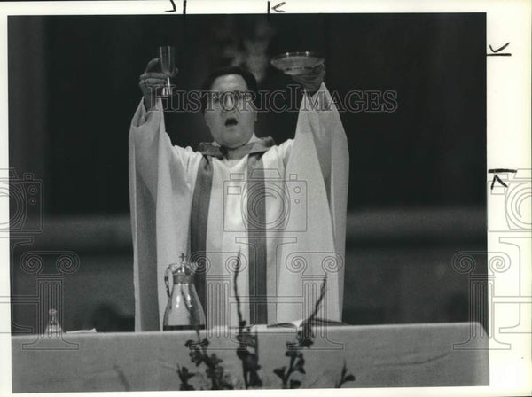 1991 Press Photo Father Joseph Scardella at Cathedral of Immaculate Co ...